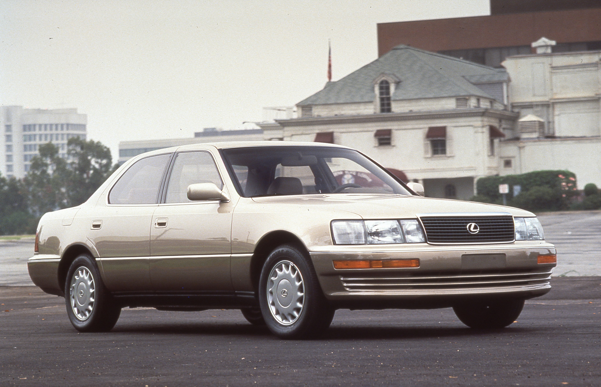 O primeiro Lexus apareceu há 33 anos, ainda antes da marca existir ...