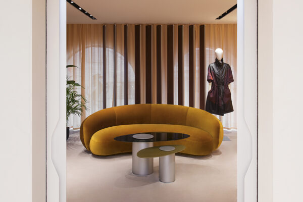 Ferrari inaugura a sua nova Flagship Store mesmo no centro de Milão ...