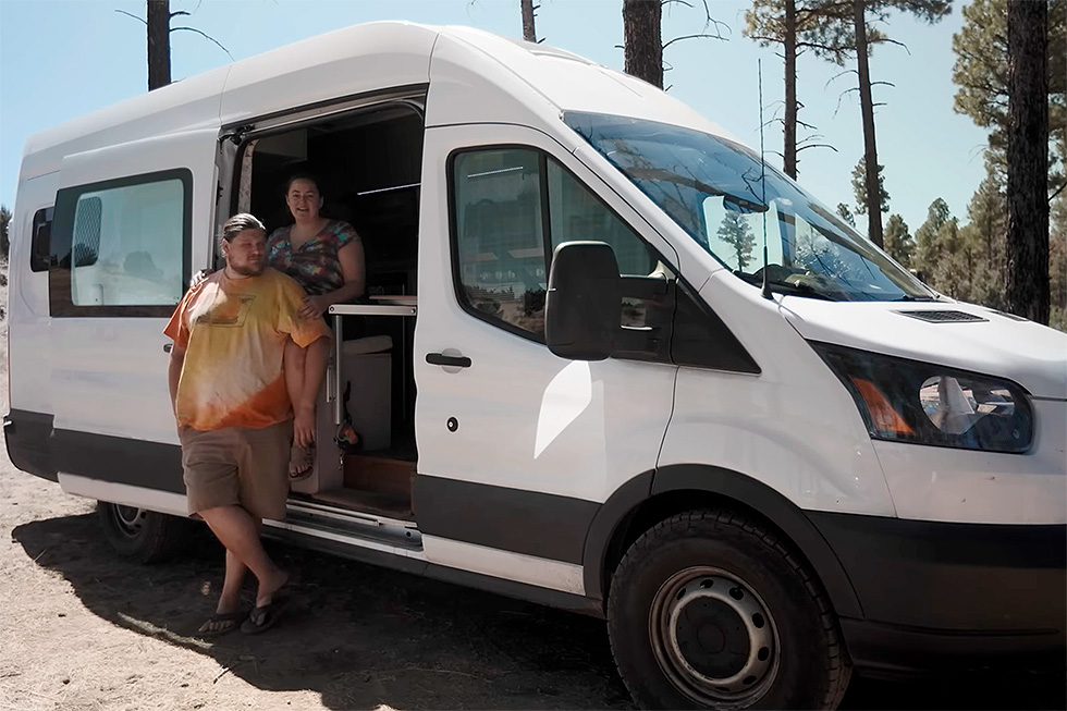 Viver a bordo de uma Ford Transit, transformada numa Tiny House | Automais