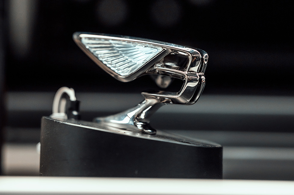 A produção do icónico ‘B’ da Bentley, que pode ser encontrado nos ...