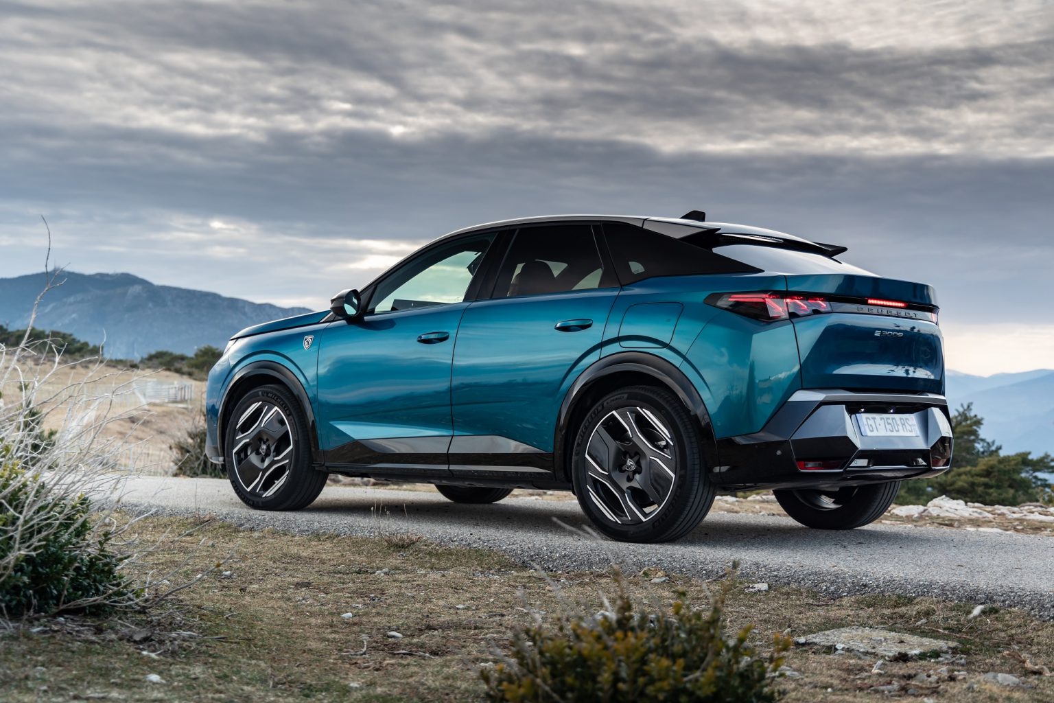 Peugeot 3008 & E-3008: Nova geração chega em maio e já tem preços ...