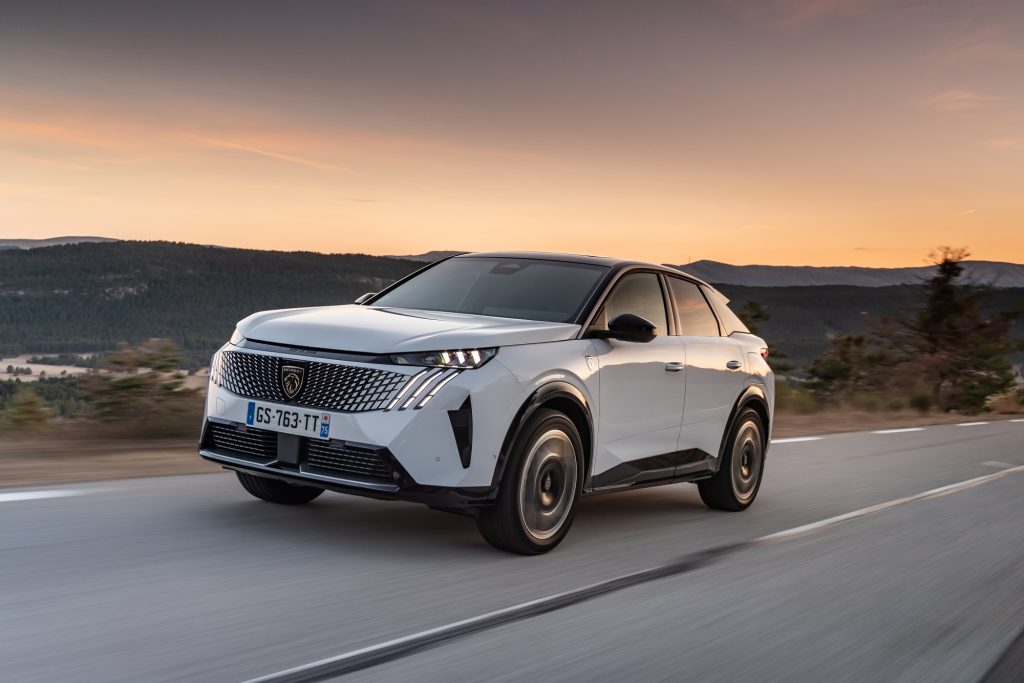 Peugeot 3008 & E-3008: Nova geração chega em maio e já tem preços ...