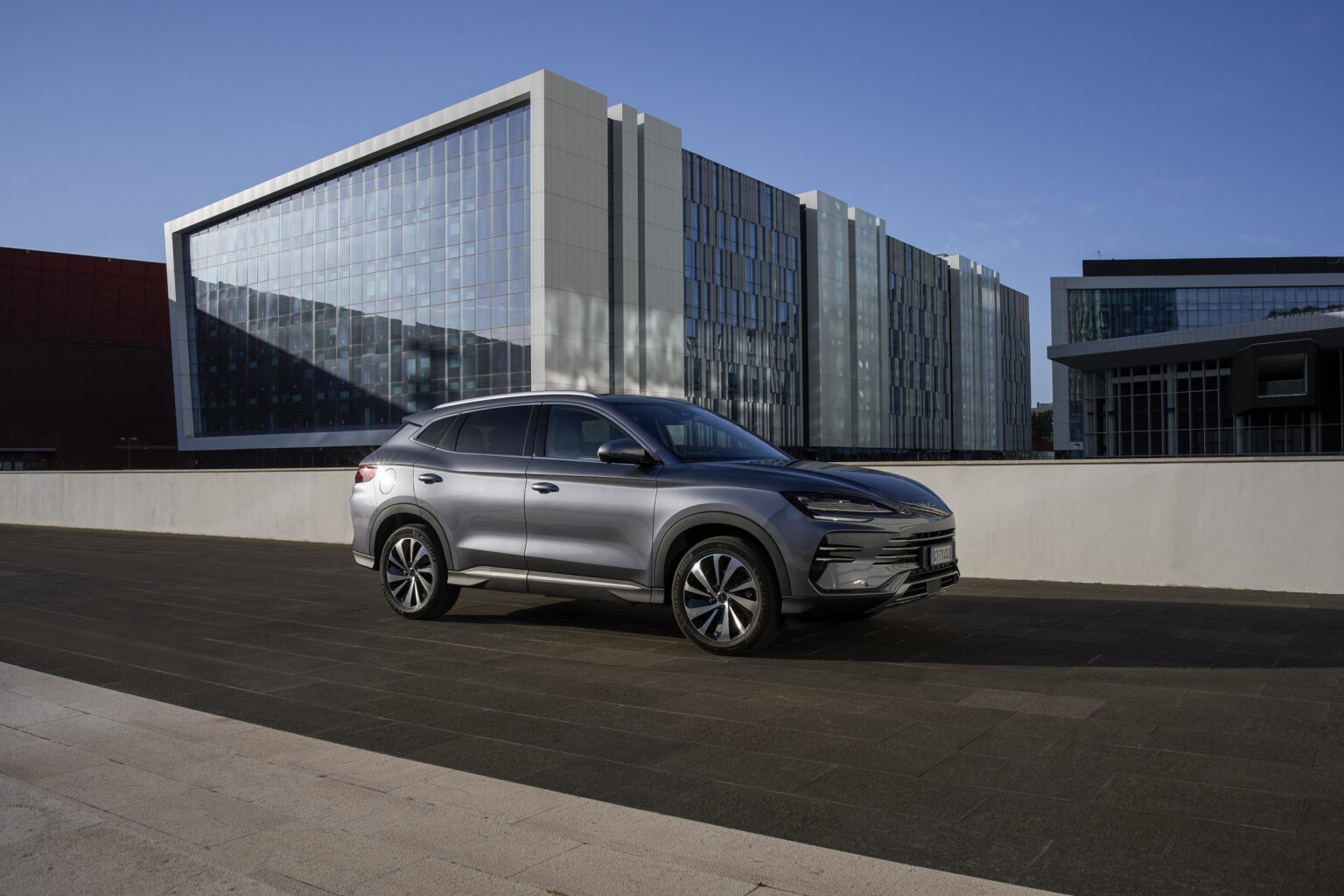 BYD SEAL U DM-i: O primeiro PHEV da marca chinesa na Europa | Automais